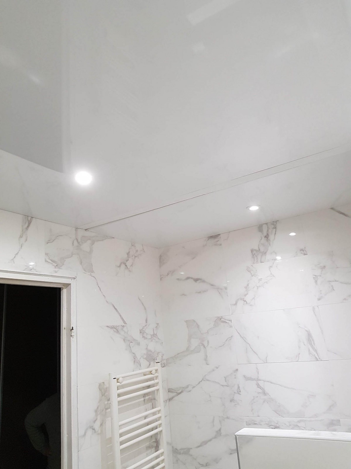 Installation d’un plafond tendu laqué blanc dans une salle de bain ...