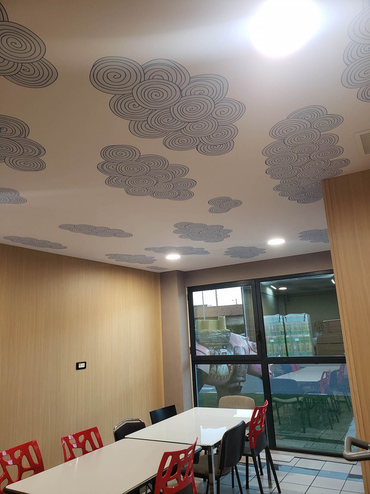 Plafond tendu à froid et imprimé de motifs gris et bleus – Déco Plafond