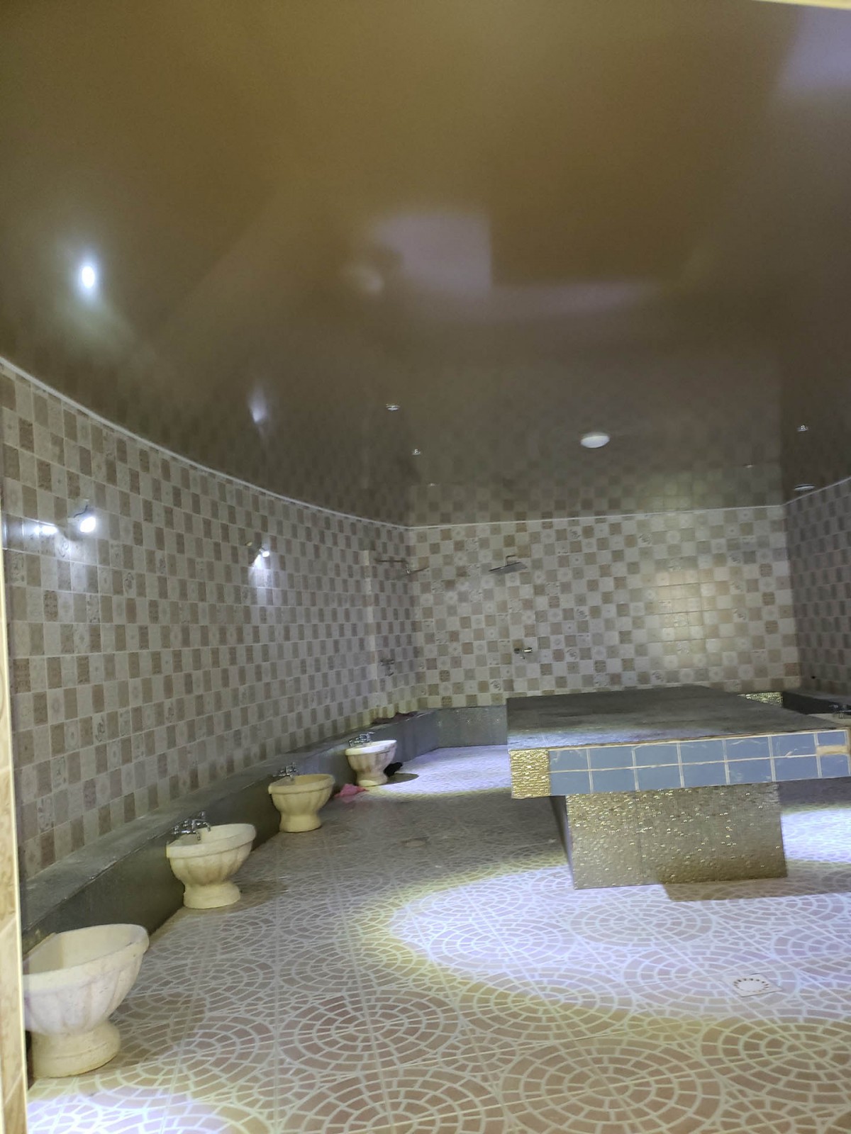 Plafond tendu laqué doré dans un Hammam – Déco Plafond