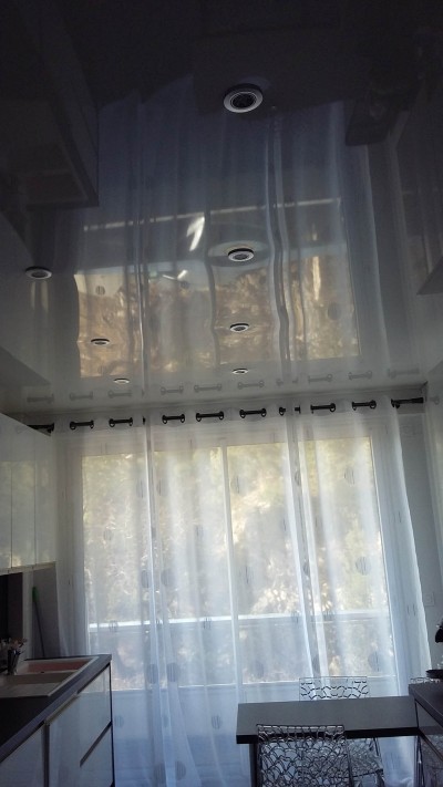 Installation de plusieurs plafonds tendus en PVC laqué blanc dans un ...