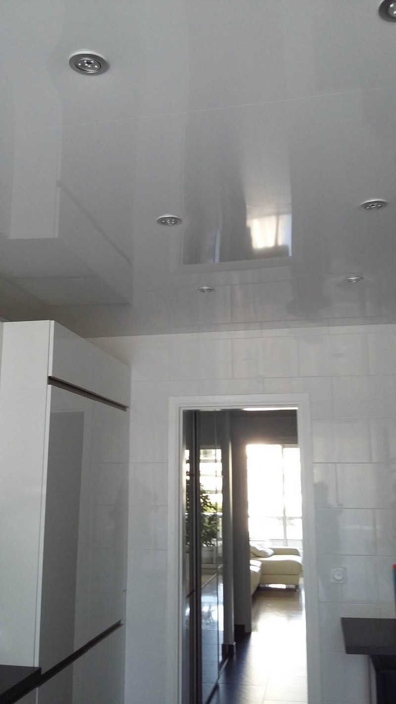 Installation de plusieurs plafonds tendus en PVC laqué blanc dans un ...