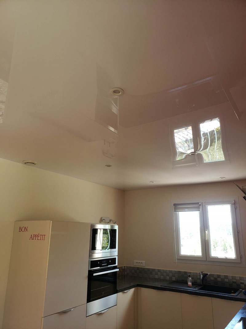 Installation de plafonds tendus en PVC satiné blanc dans un appartement ...